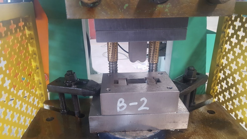 ¿Cómo programar una torreta Press Press Amada para piezas de metal ...